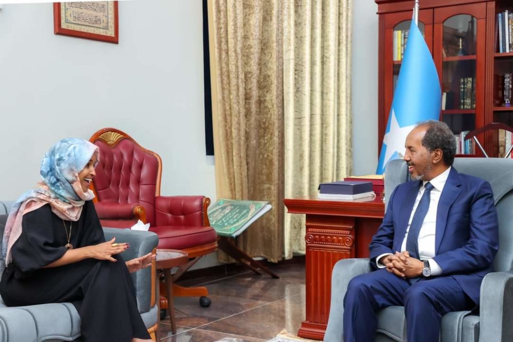 Ilhaan Omar ma waxay dhex-dhexaadinaysaa Dowladda Federaalka & Puntland ...